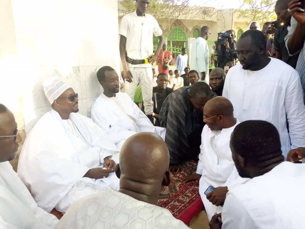 Devant La Maison De Serigne Saliou Serigne Bass Abdou Khadr Accueille